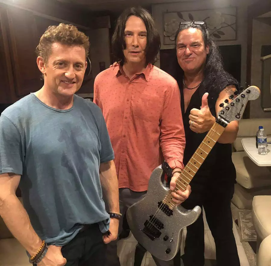 O Alex Winter, Keanu Reeves ma Andrew Autin o loʻo tu i luga o le kitara eletise Charvel San Dimas Pro Mod