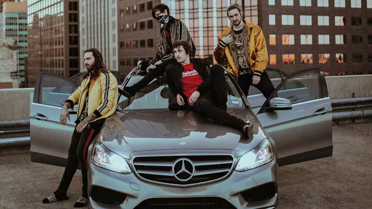 Los guitarristas de Polyphia explican cómo lo "mataron" en su último álbum de Curveball, 'New Levels New Devils'