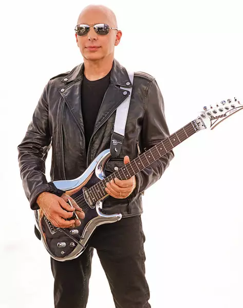 Joe Satriani Master Class: Satch irakwereka uburyo bwo kwigaragaza kuri gitari 11835_1