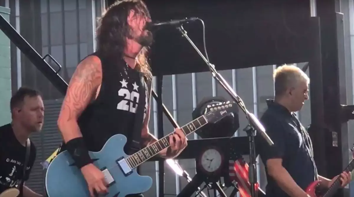 Gledajte kako Foo Fighters izvode pop-up show iznenađenja na holivudskom parkingu