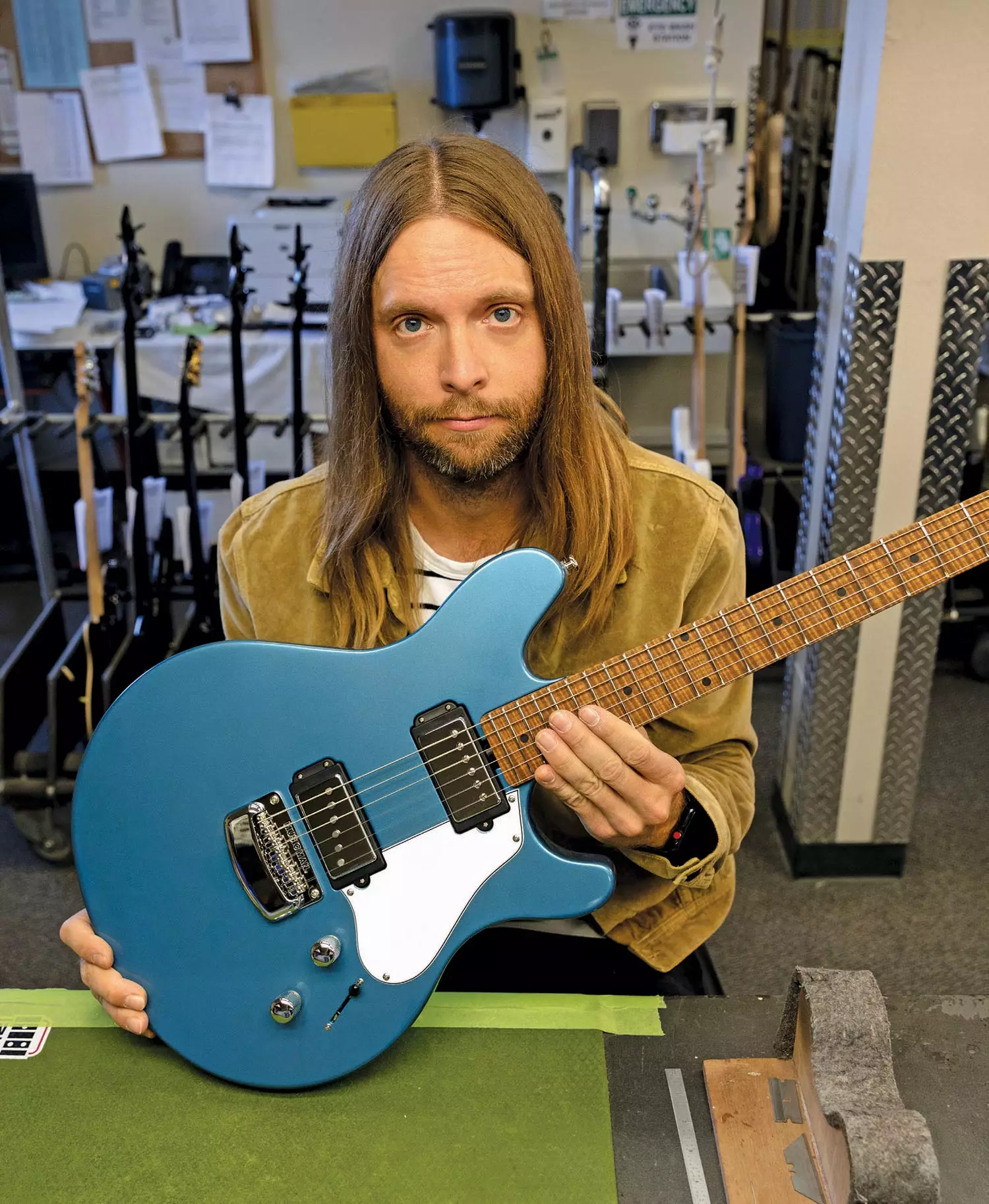 Maroon 5 gitarist James Valentine mei syn hantekening Ernie Ball Music Man Valentine yn Toluca Lake Blue