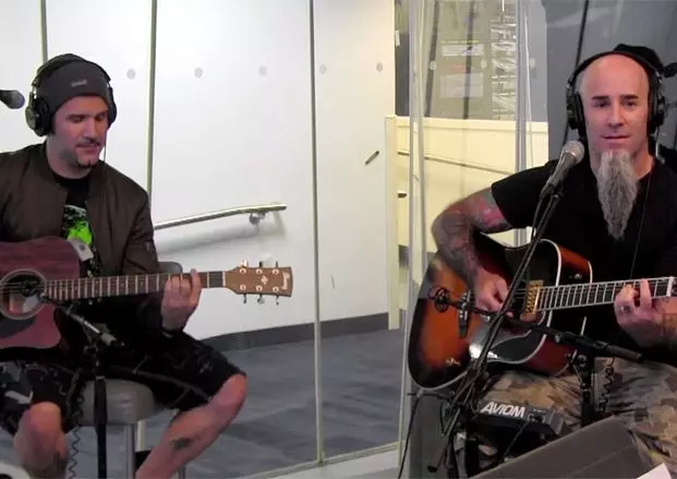 Anthrax Perform Acoustic Cover von Pink Floyds „Comfortably Numb“