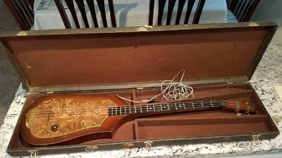 Dünýäniň iň köne elektrik bas gitarasy Ebay-da 23 000 dollara satylýar 13872_1