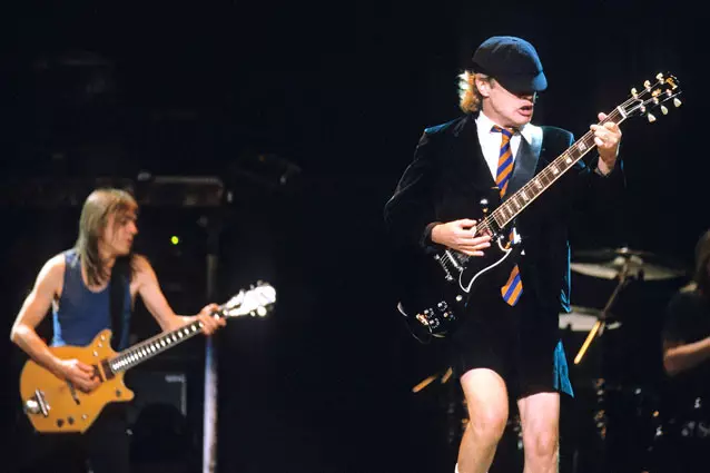 Angus Young i AC/DC në kitarë ritmike duke luajtur nga Malcolm Young 14221_1