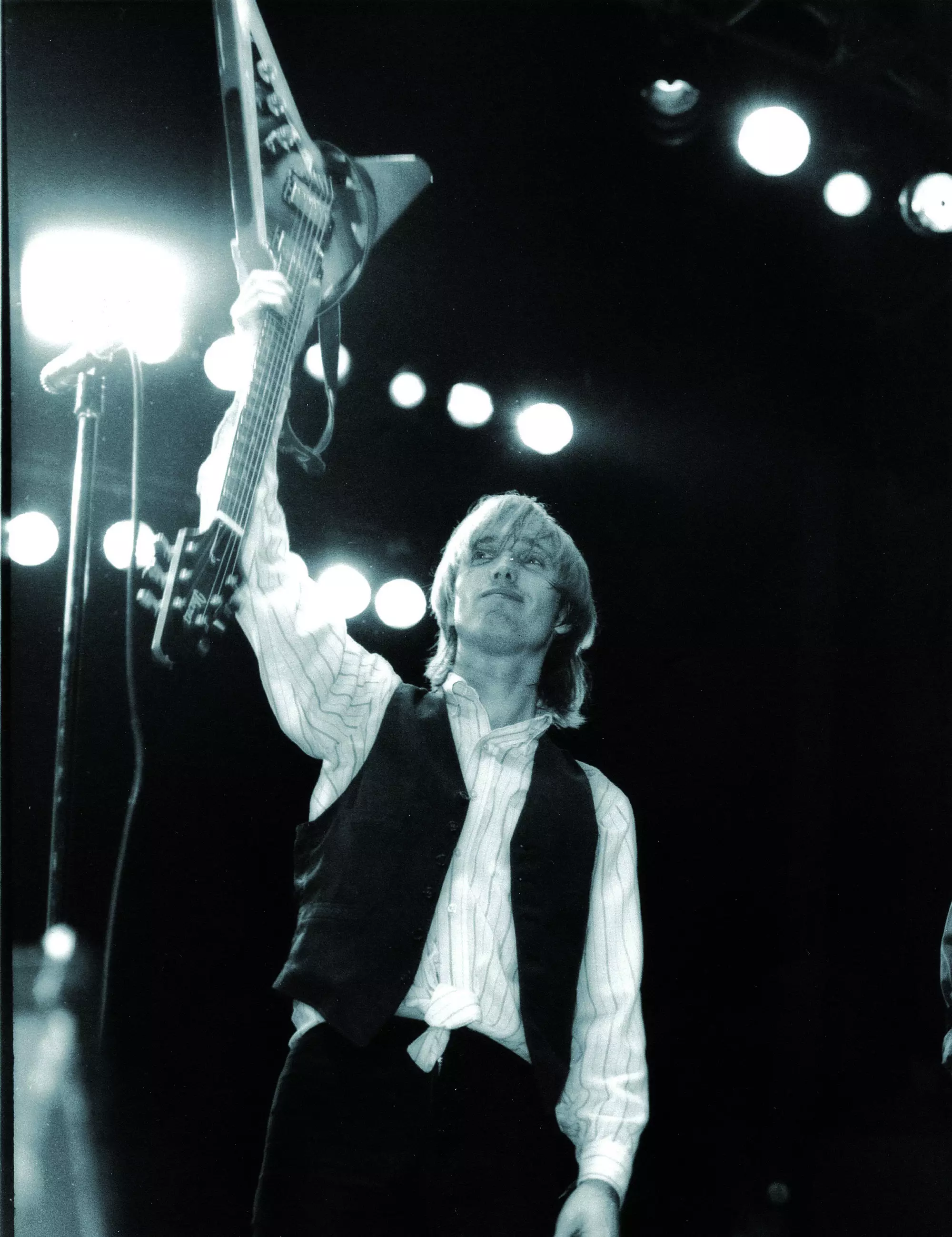 Tom Petty levanta un Ibanez Rocket Roll a finales de los setenta