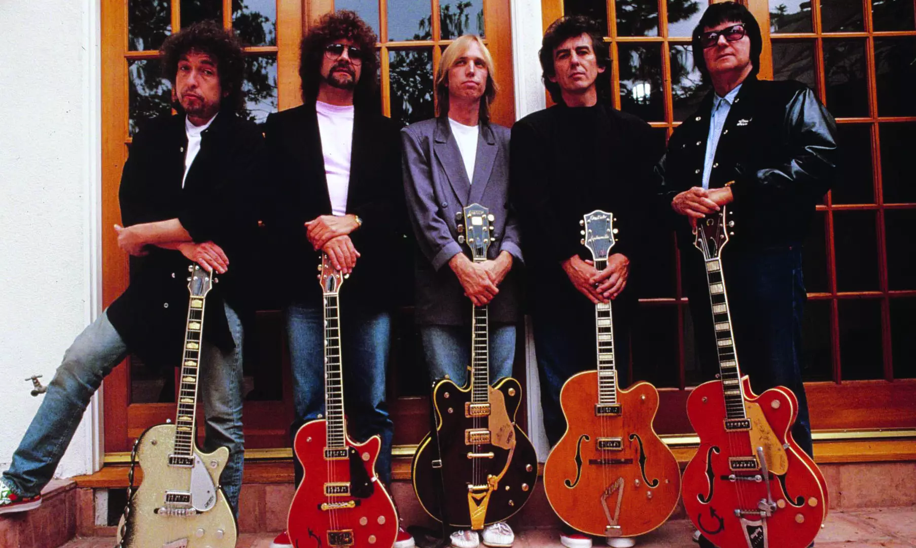 The Traveling Wilburys con un grupo de guitarras Gretsch antiguas en 1988: (desde la izquierda) Bob Dylan, Jeff Lynne, Tom Petty, George Harrison y Roy Orbison
