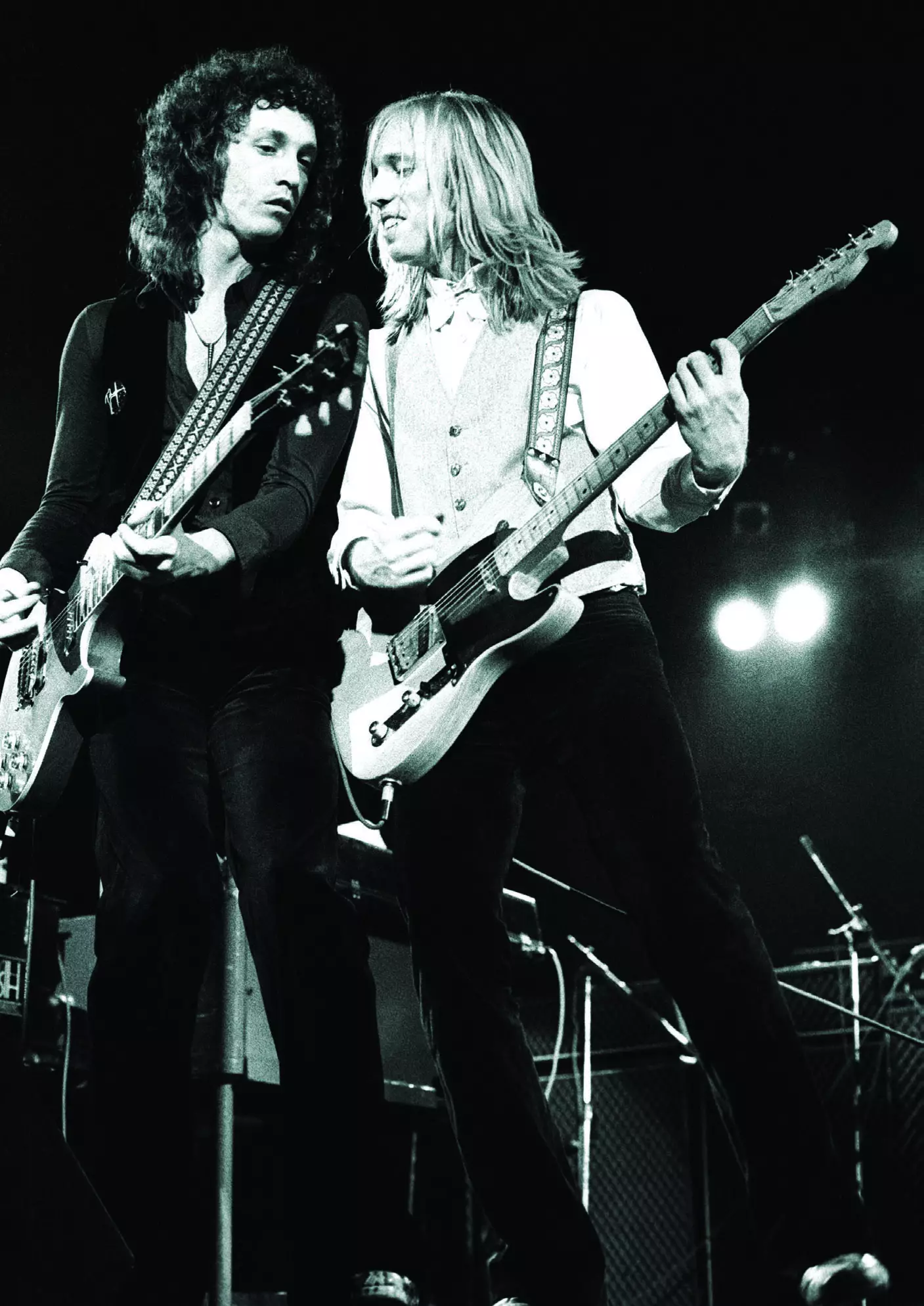 Mike Campbell (izquierda) y Tom Petty actúan el 14 de mayo de 1977 en el Hammersmith Odeon de Londres.