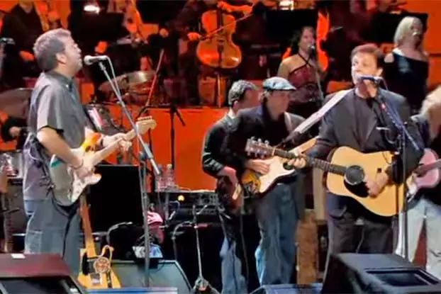 Shiko Eric Clapton, Paul McCartney dhe Ringo Starr duke performuar 