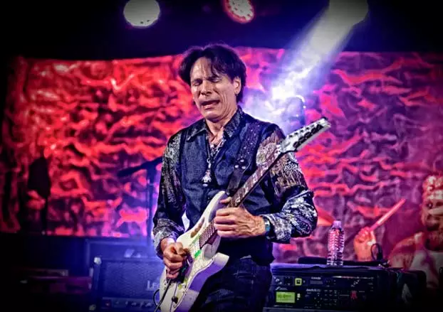 观看 Steve Vai 的独家“正面和中心”采访和表演剪辑 15463_1