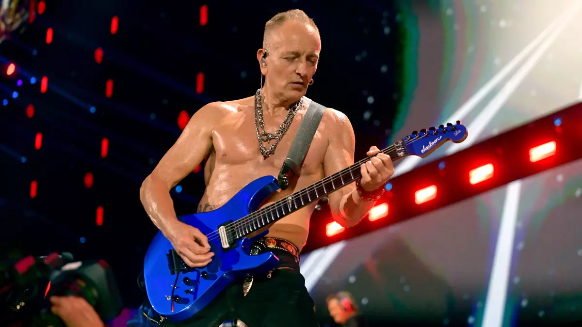 Phil Collen saka Def Leppard tampil ing panggung sajrone Festival Musik iHeartRadio 2019 ing T-Mobile Arena tanggal 21 September 2019 ing Las Vegas, Nevada.