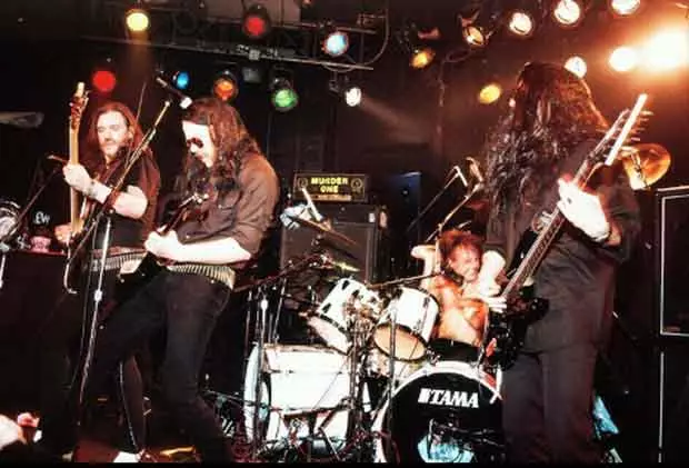 Metallica Berpose sebagai Band Tribute Motorhead, The Lemmys, pada tahun 1995 — Video 17444_1