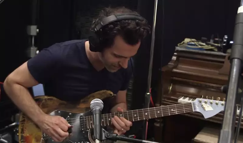 Dweezil Zappa "Jimi Hendrix Strat" प्ले करा — व्हिडिओ पहा