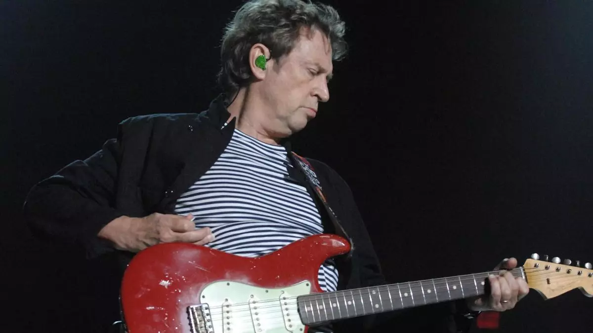 Ang Pulis ilabay ang Matag Gininhawa nga Imong Gikuha hangtod nga natala ni Andy Summers ang iconic riff niini - sa usa ka pagkuha