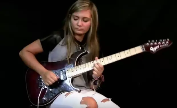 La guitarrista de 16 años Tina S. destroza 