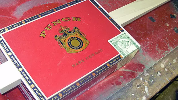 Bokosi la Cigar: Momwe Mungamangire Gitala wa Cigar Box pafupifupi $ 25, Gawo 2 21196_1