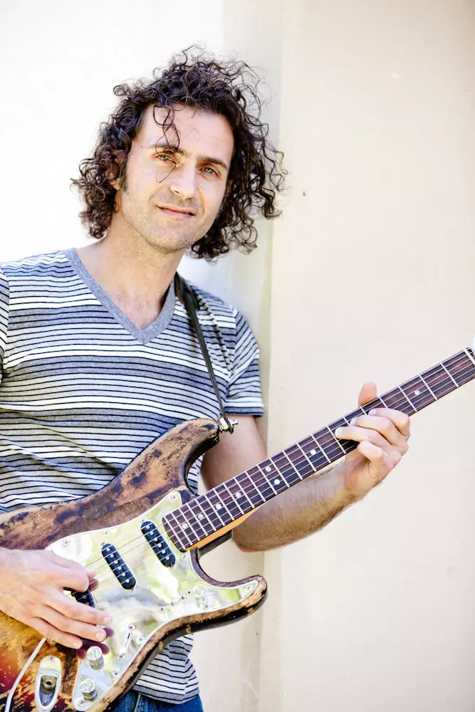 Wideo: Dweezil Zappa onlaýn gitara sanawyny öňe sürýär 25177_1