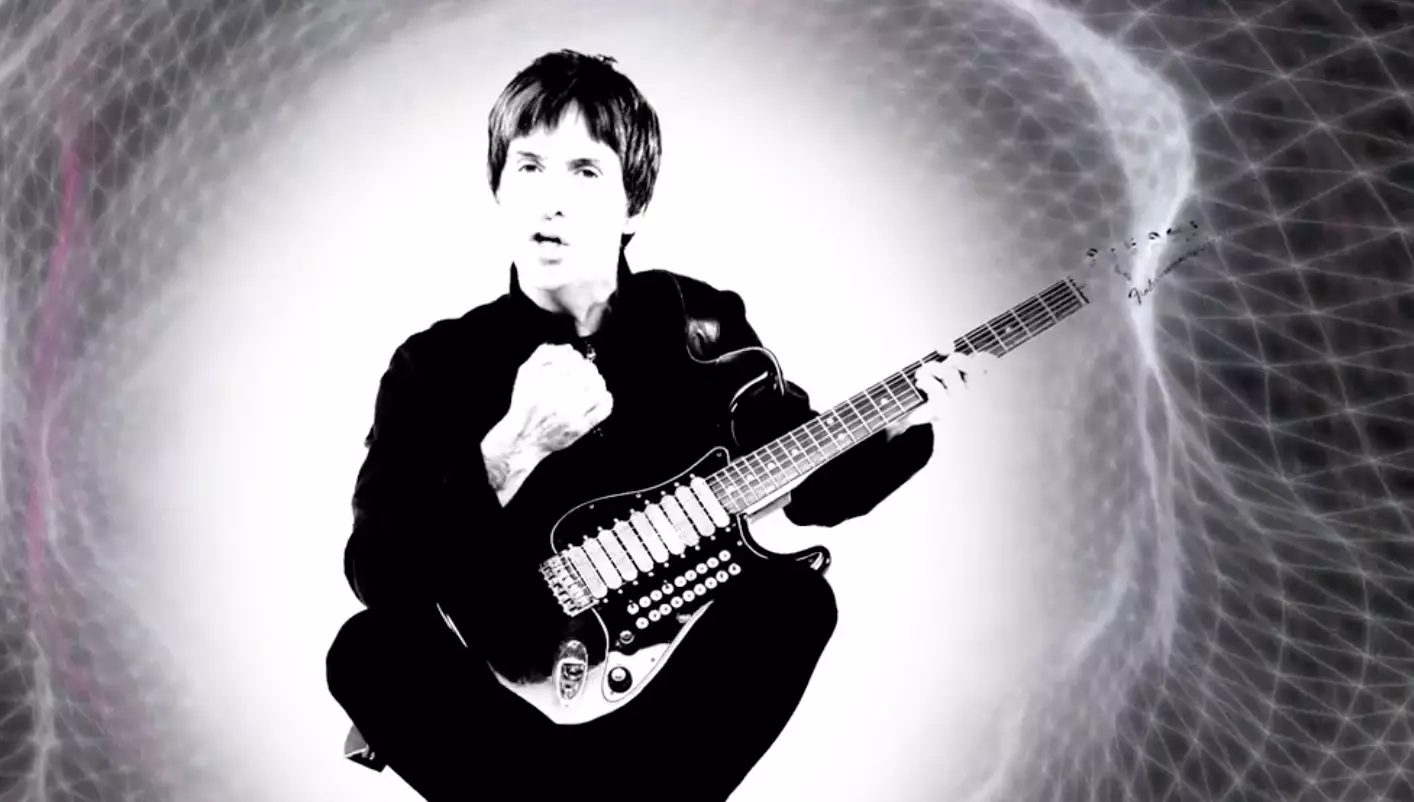 Johnny Marr-ek Stratocaster pertsonalizatu oso berezia jotzen du