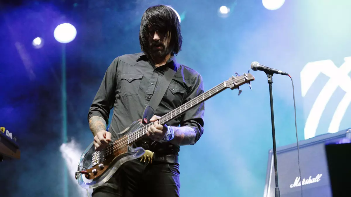 Jesse F. Keeler of Death from Above 1979 ap jwe sou sèn nan pandan 2021 Life Is Beautiful Music & Art Festival le 19 septanm 2021 nan Las Vegas, Nevada.