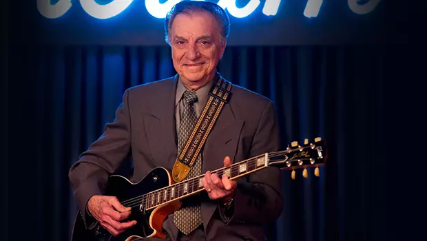 Video: Lou Pallo z The Les Paul Trio diskutuje o svojom podpise Les Paul, novom albume a Transposing on the Fly 30018_1