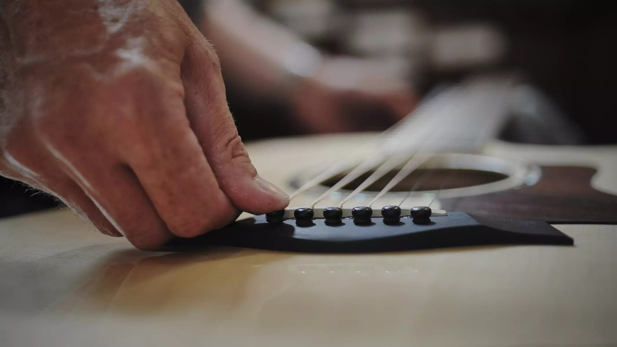 Magkano ang pagkakaiba ng iyong napiling string ng gitara?