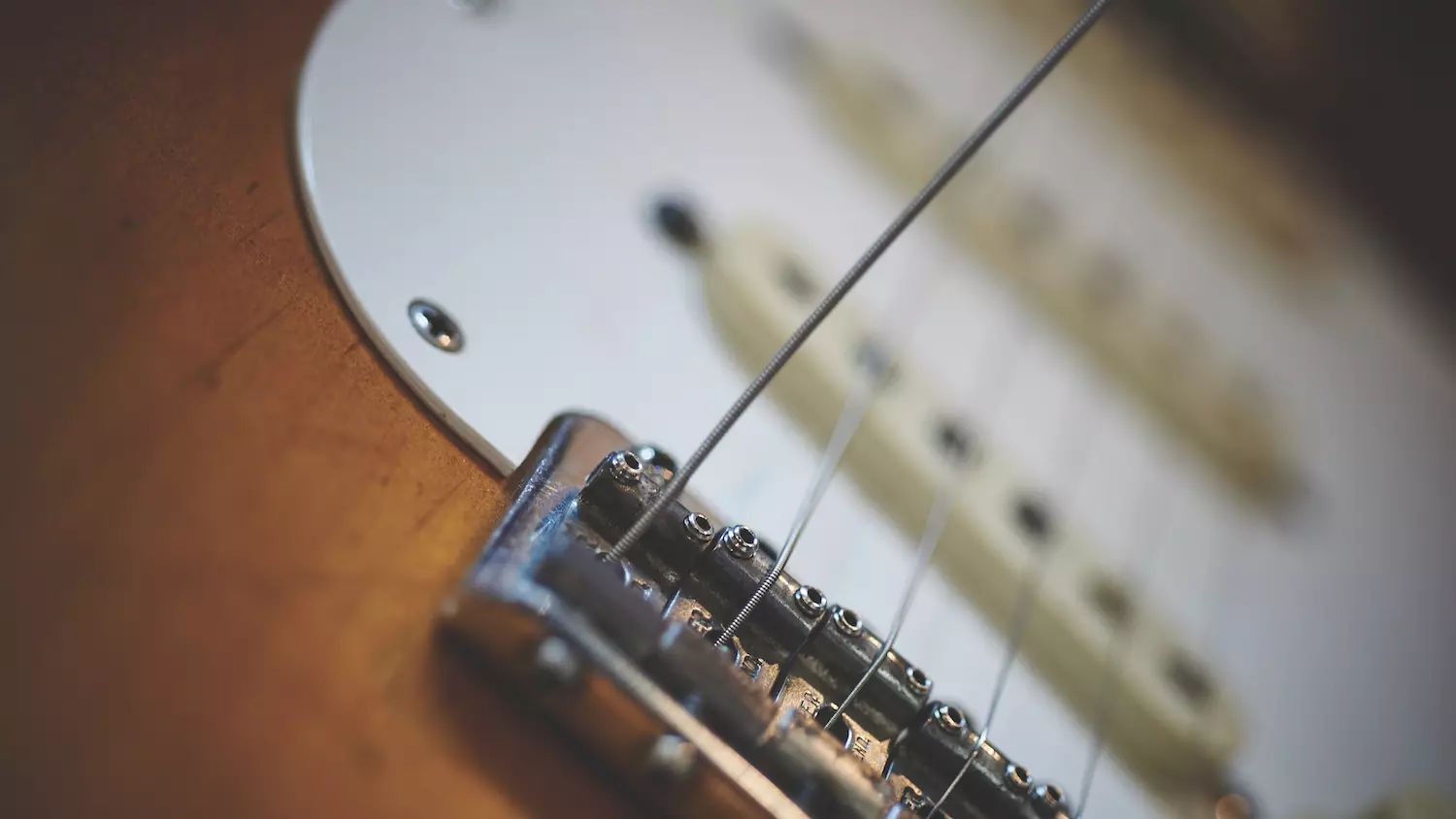 Cuerdas de guitarra eléctrica instaladas en una Stratocaster