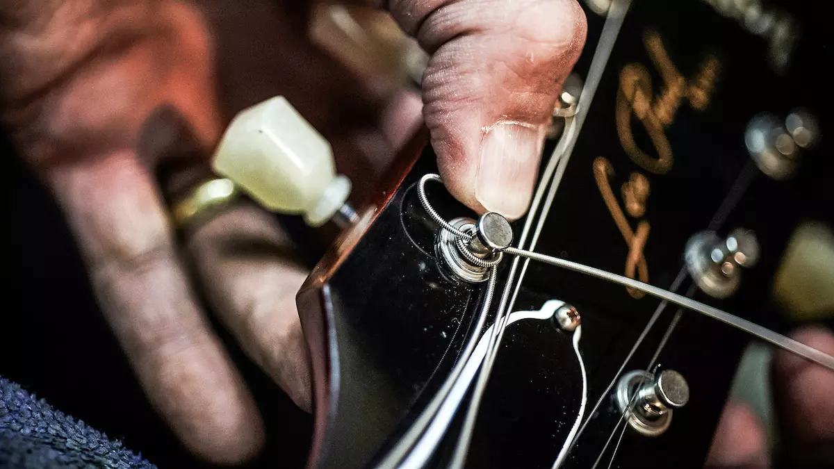 Bagong string na nilagyan ng electric guitar