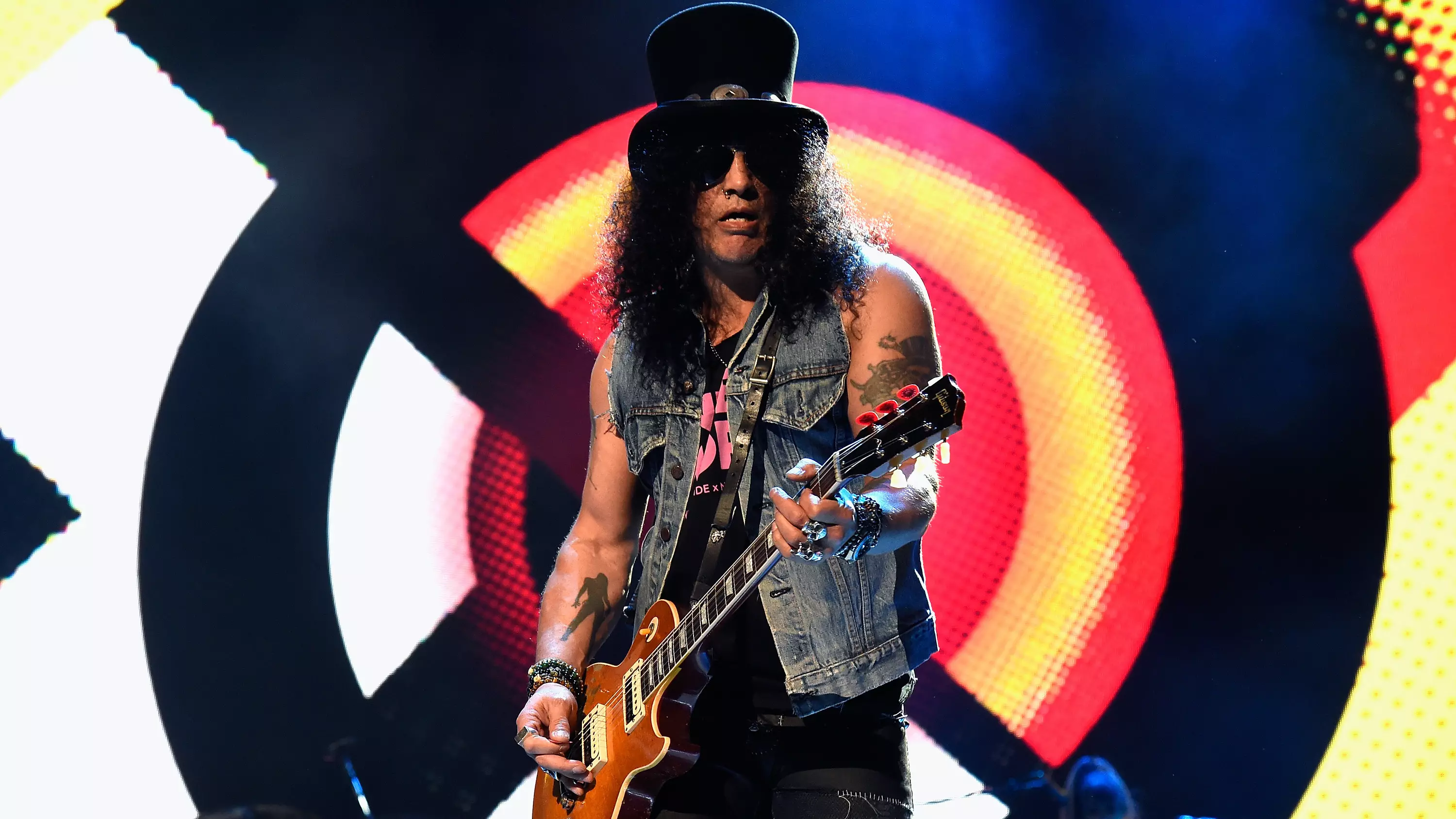 Slash of Guns N' Roses dia nanao fampisehoana teny ambony lampihazo nandritra ny