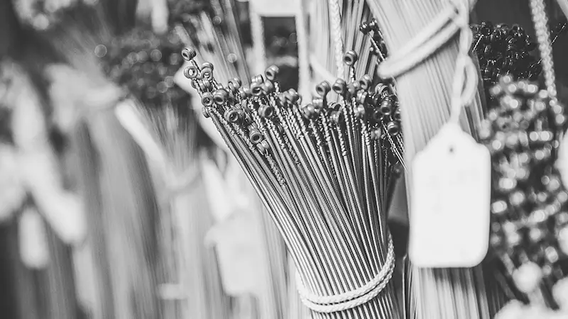 Photo en noir et blanc de plusieurs cordes de guitare regroupées