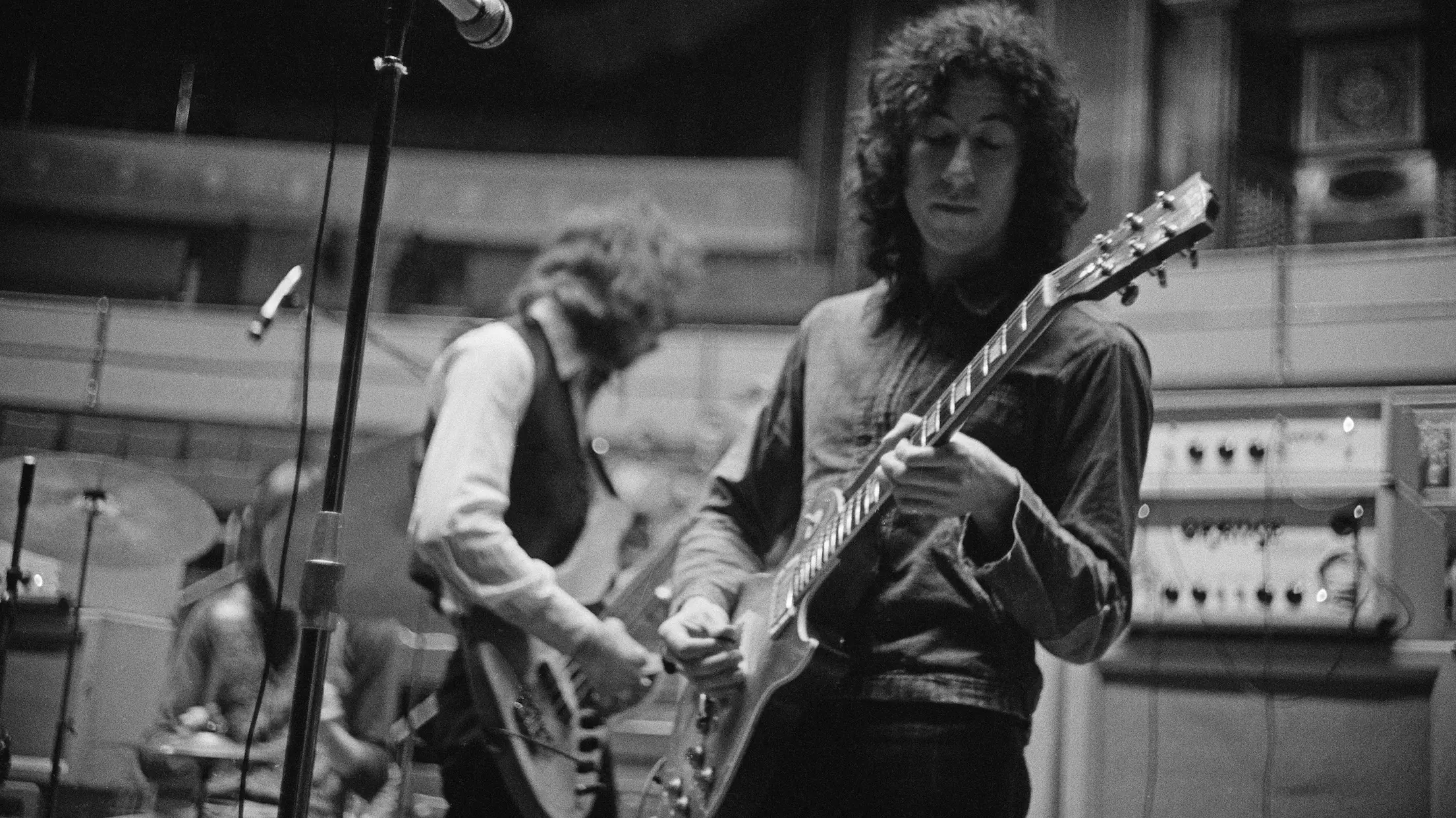 El guitarrista Peter Green (derecha) y el bajista John McVie, del grupo de rock británico Fleetwood Mac, ensayando en el Royal Albert Hall de Londres, el 22 de abril de 1969.