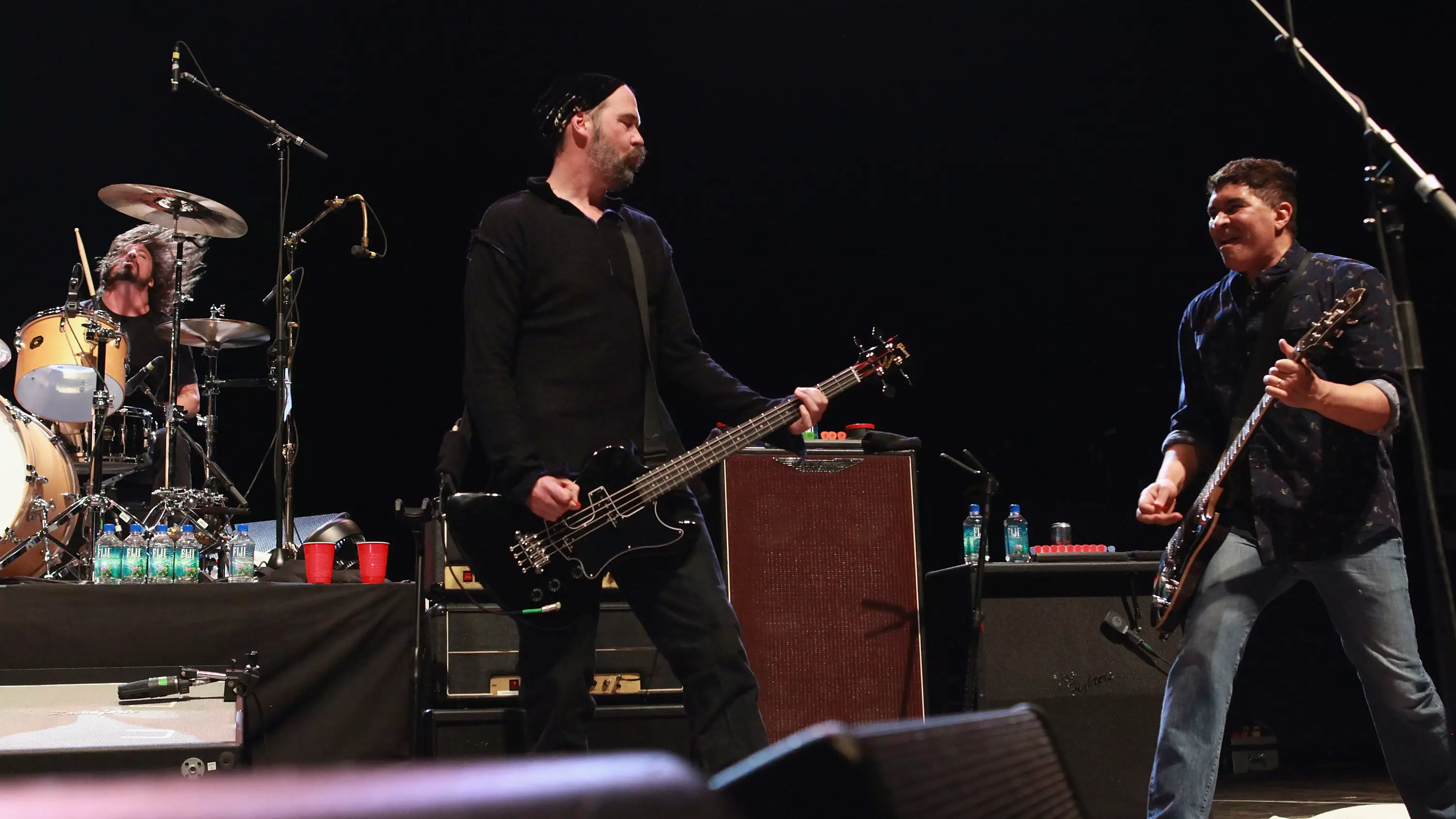 Dave Grohl, Krist Novoselic, kaj Pat Smear de Nirvano rezultas en Hammerstein Ballroom la 13-an de februaro 2013 en Novjorko