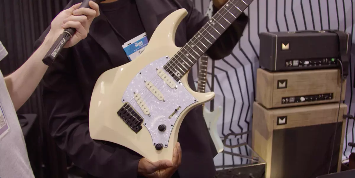 Tosin Abasi med ny Larada guitar