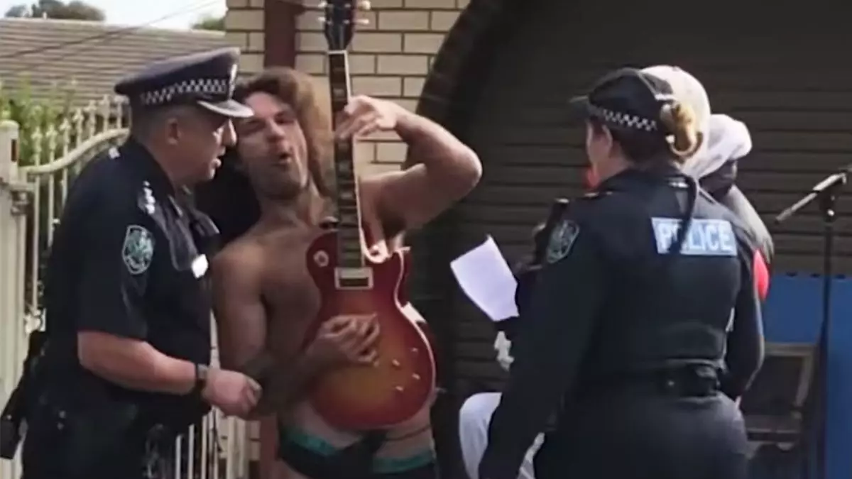 Polugoli australski gitarist uhićen na svom prilazu nakon pritužbi na buku