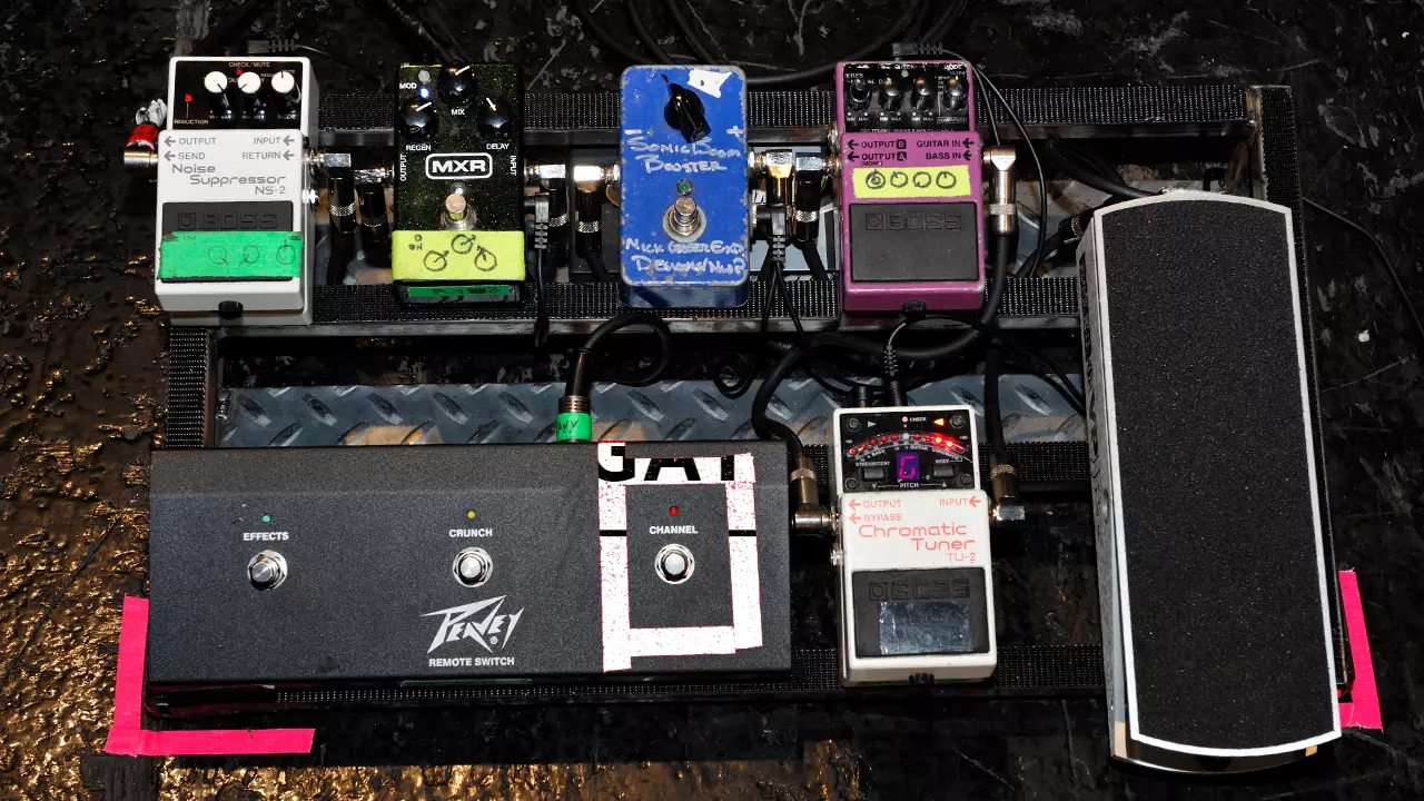 Bästa noise gate pedaler: A Day To Remember pedalboard på en liveshow