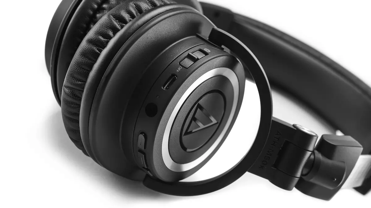 Cận cảnh chụp tai trên một cặp tai nghe Audio Technica ATH-M50x