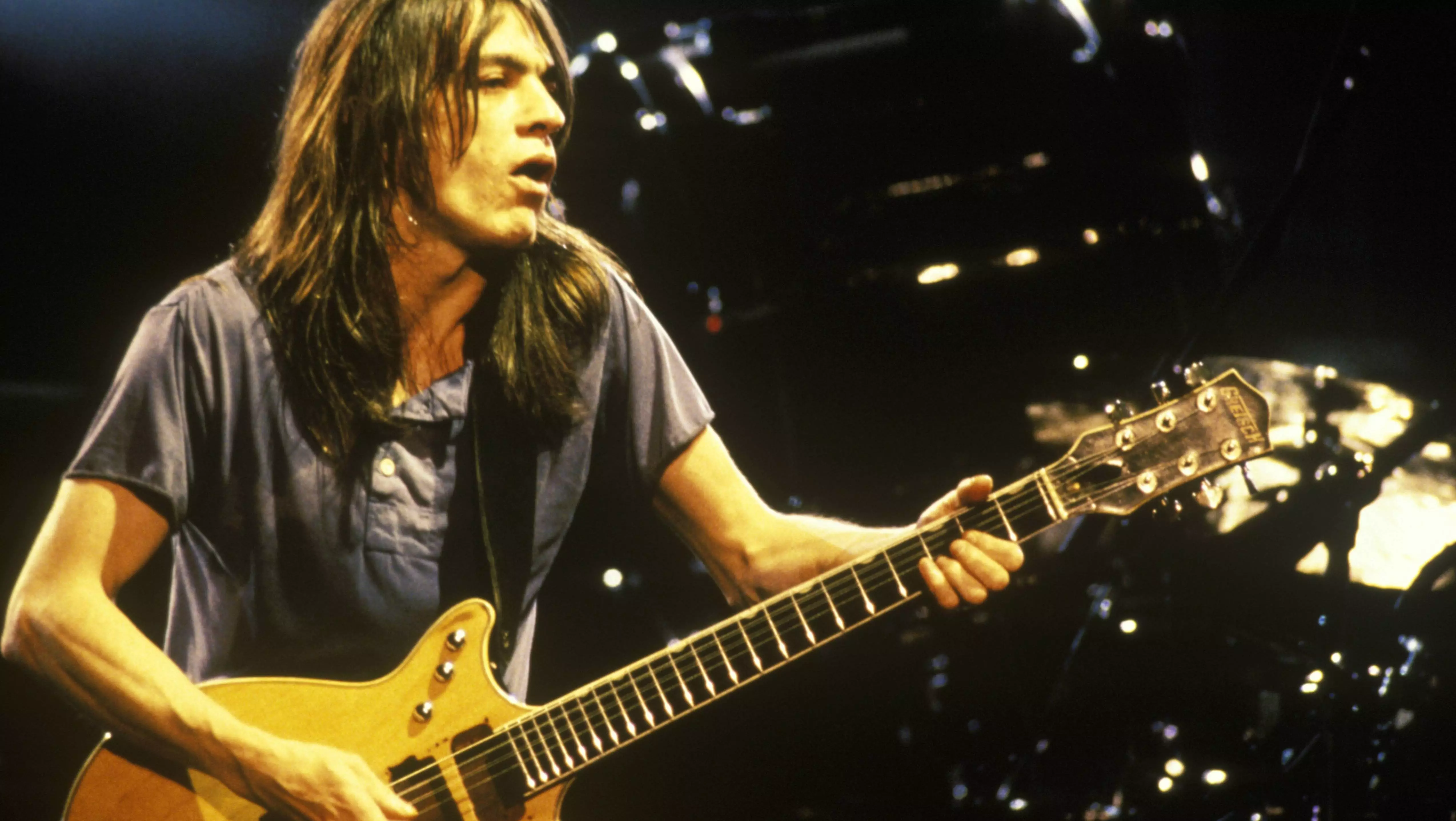 Malcolm Young, leikmaður AC/DC, kemur fram á sviðinu og spilar á Gretsch 6131 Jet Firebird gítar