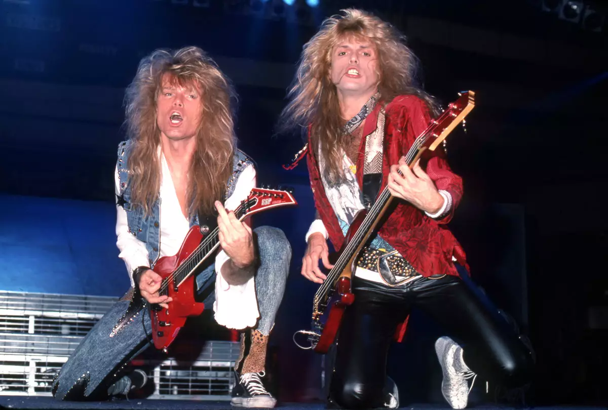 (L-R) Adrian Vandenberg kaj Rudy Sarzo, iama gitaristo kaj kontrabasisto de Whitesnake