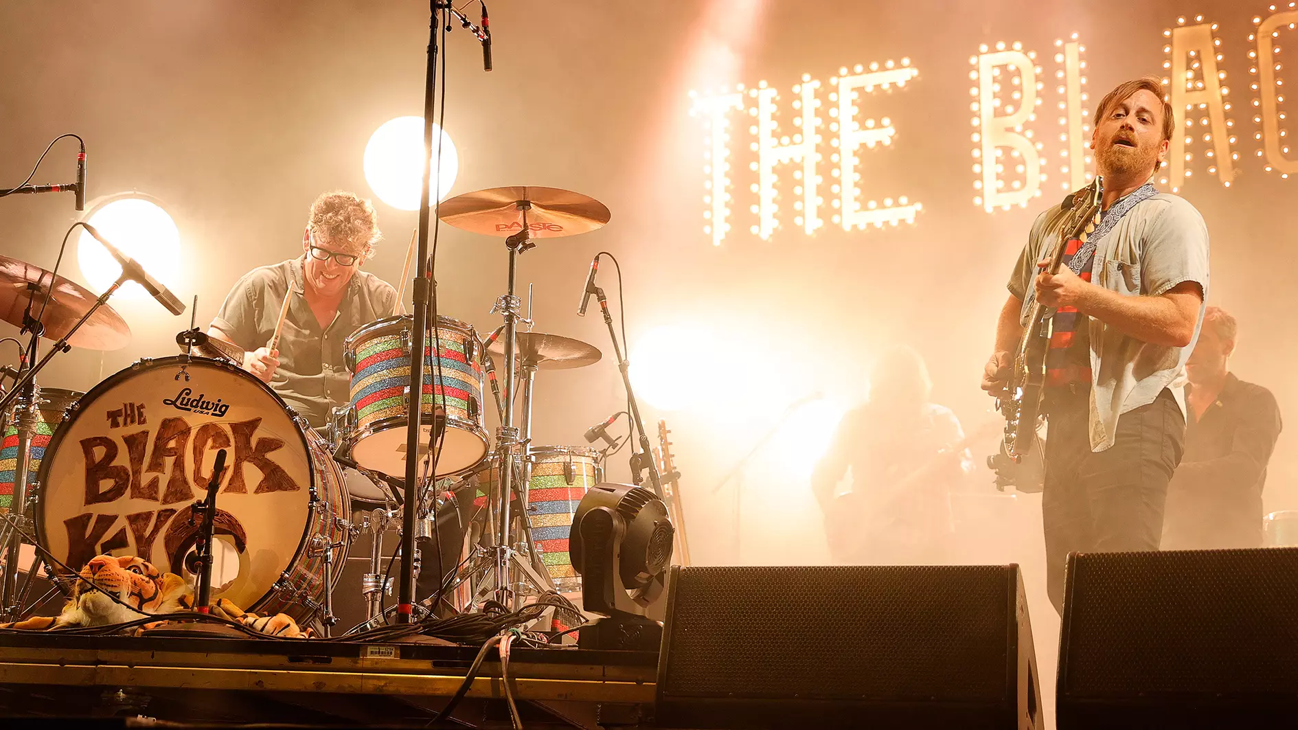 [L-R] Patrick Carney dhe Dan Auerbach nga The Black Keys