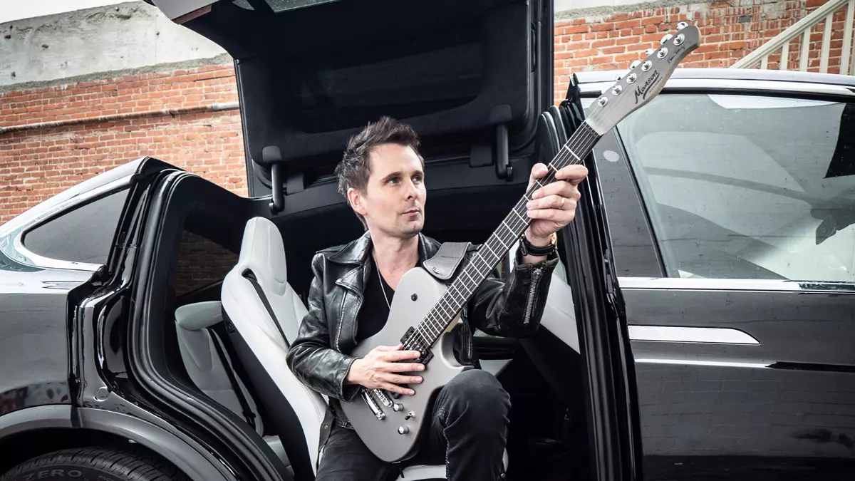 Matt Bellamy pozira sa električnom gitarom Manson META serije