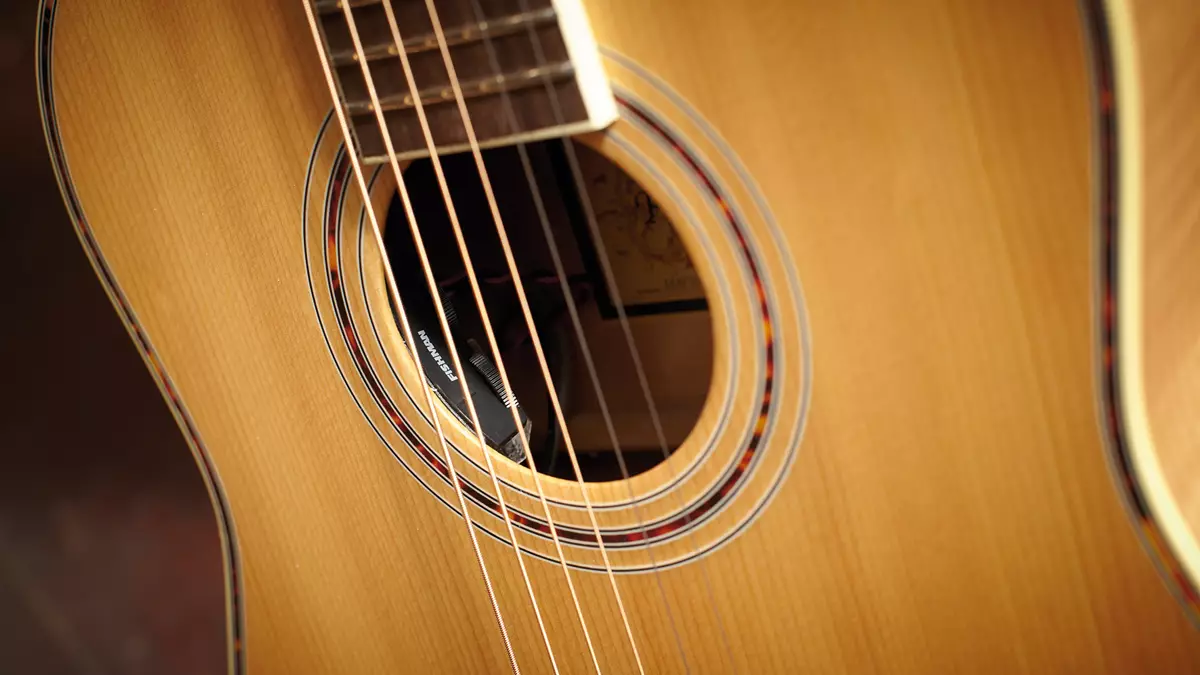 Close-up saka soundhole saka gitar akustik