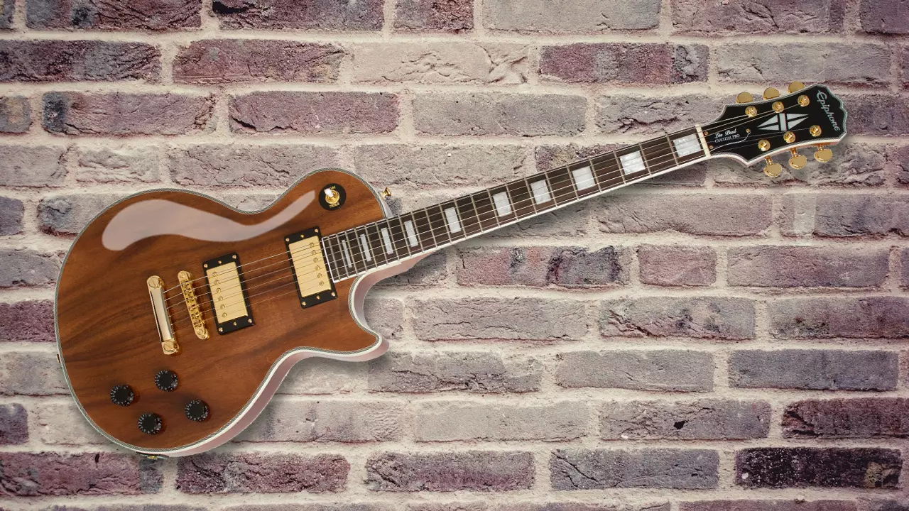 Շրջում է Epiphone Les Paul Custom Pro Koa էլեկտրական կիթառով, ներկայումս $120 զեղչով